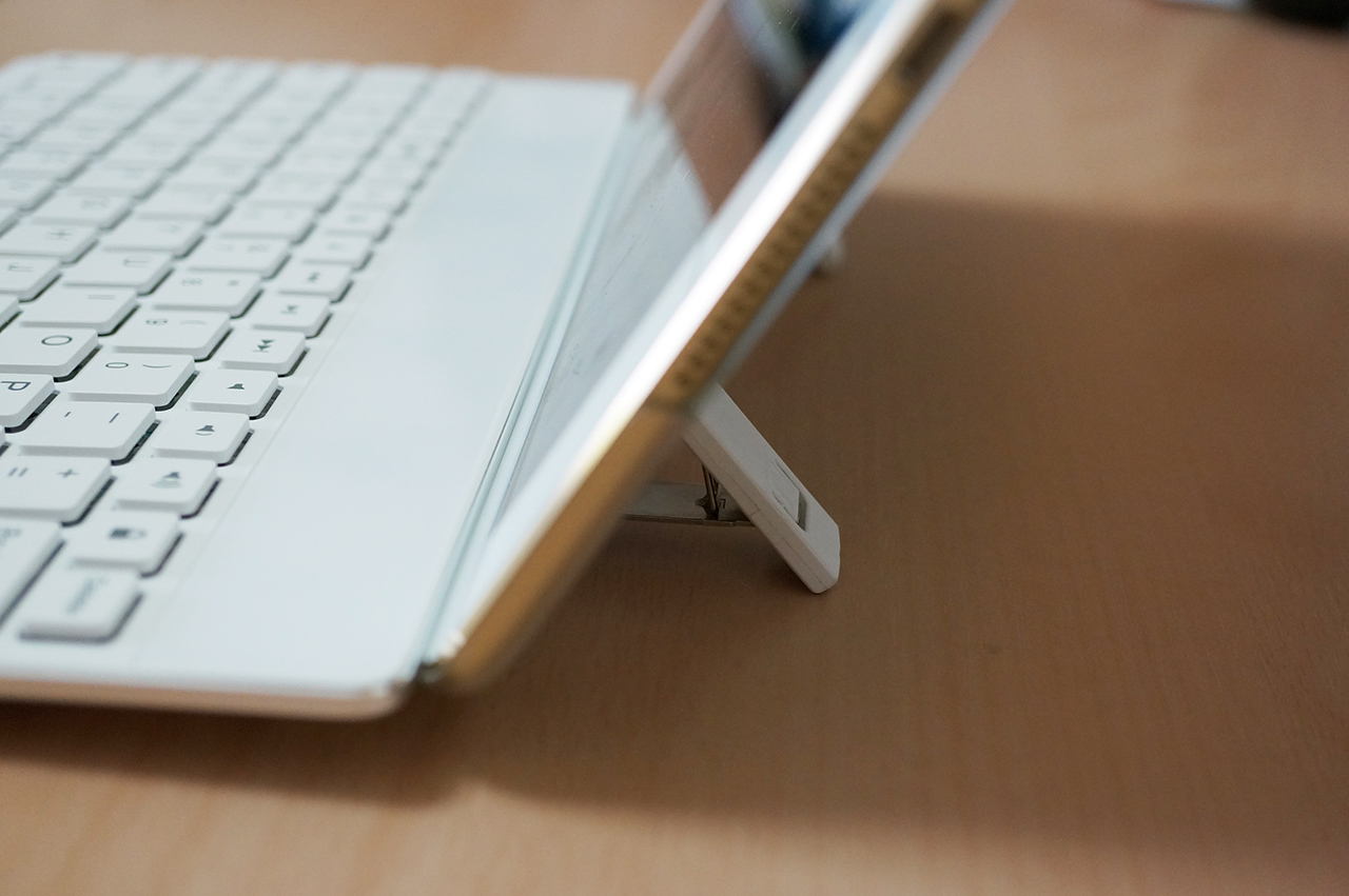 グッドアイデア！iPadやiPhoneで使えるスタンド内蔵Bluetoothキーボード「Bookey Plus」 | MAKKYON WEB