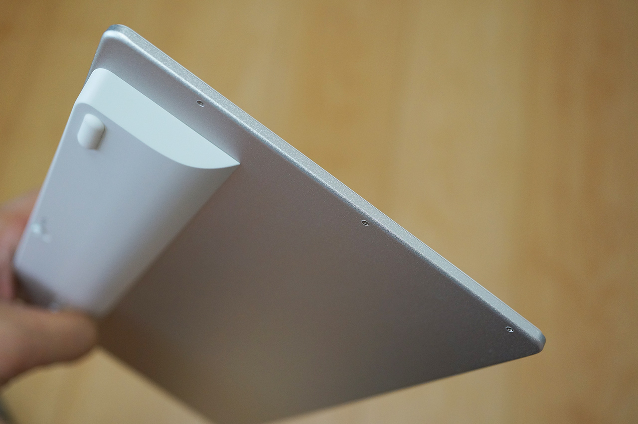 グッドアイデア！iPadやiPhoneで使えるスタンド内蔵Bluetoothキーボード「Bookey Plus」 | MAKKYON WEB