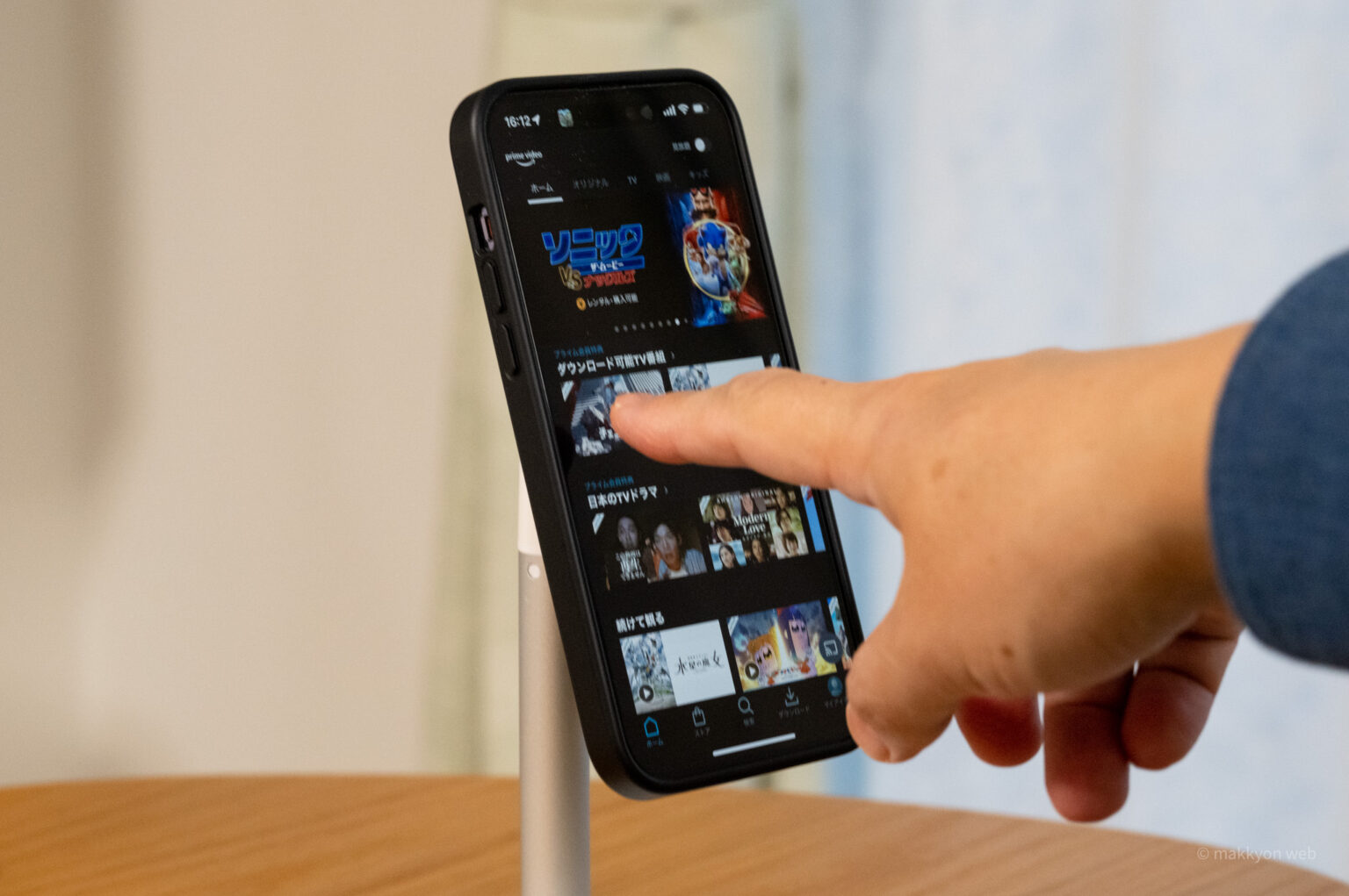 取り外しやすい！iPhoneを磁力で吸着させるマグネットスタンド／Ulanzi MagSafeスマホスタンド（ホワイト） | MAKKYON WEB