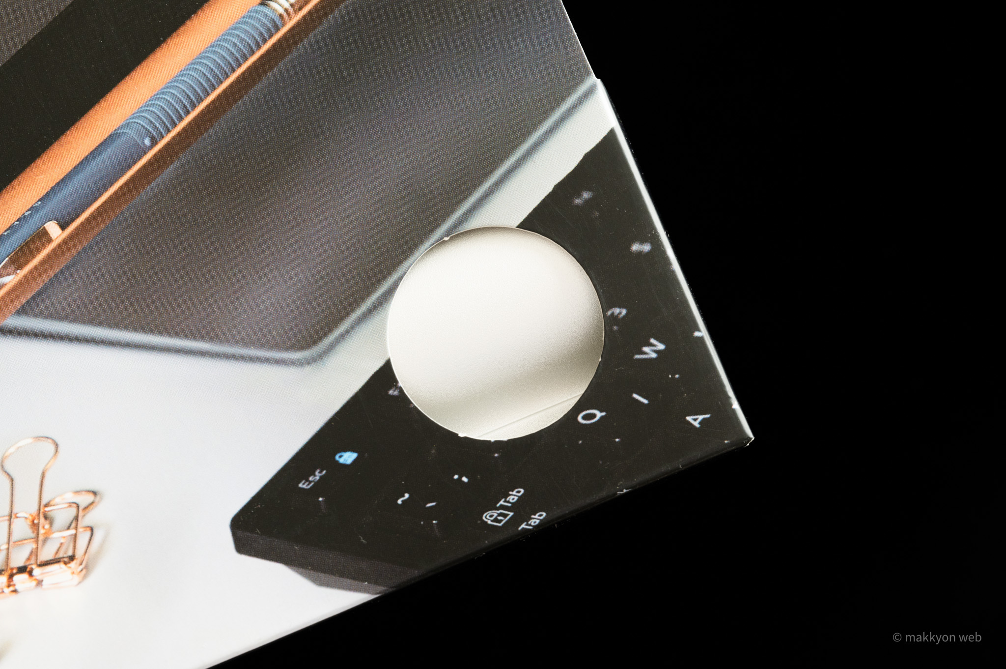 ディスプレイにApple Pencilの置き場所を作る！？PelegDesign Pendy ディスプレイトレイ | MAKKYON WEB