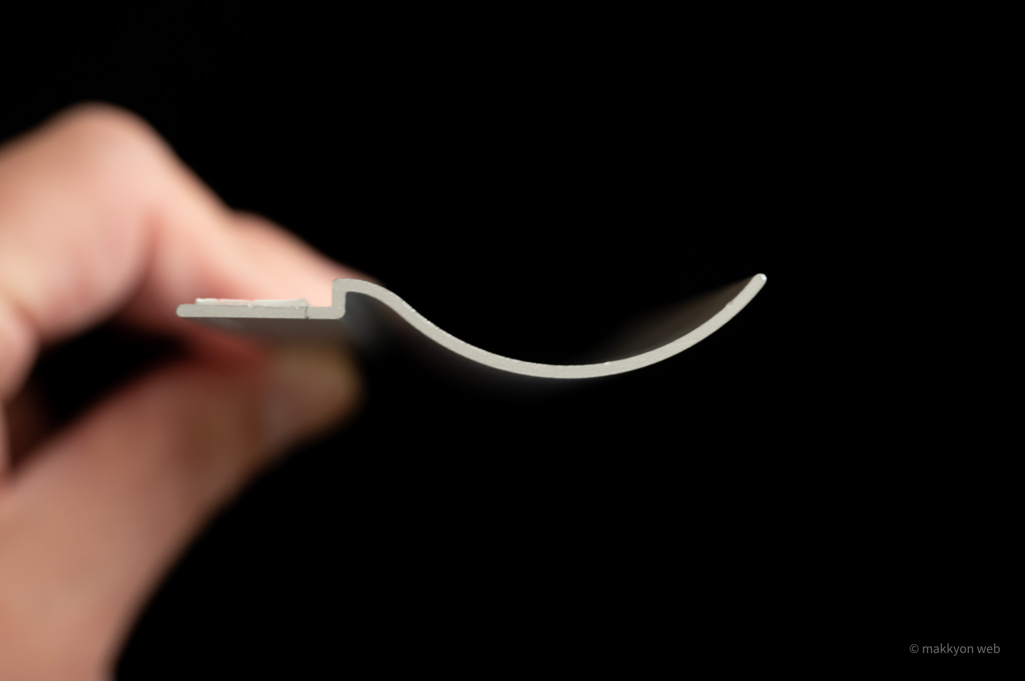 ディスプレイにApple Pencilの置き場所を作る！？PelegDesign Pendy ディスプレイトレイ | MAKKYON WEB