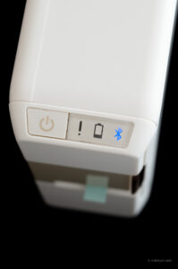 iPhoneやAndroidから18mm幅のテプラをワイヤレス出力！／ラベルライター「テプラ」PRO SR-R2500Pをレビュー | MAKKYON WEB