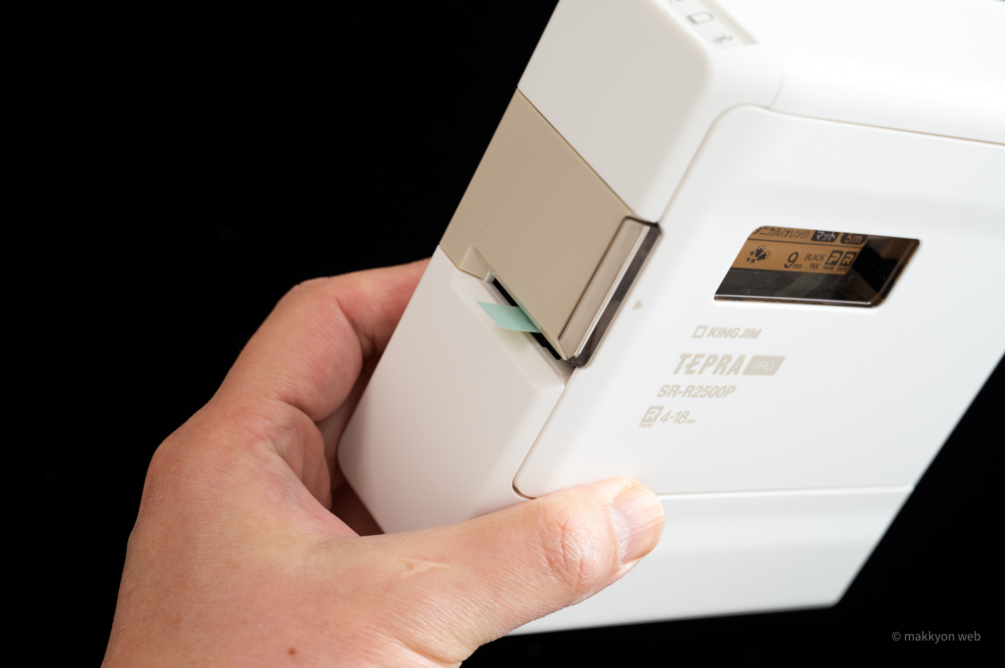 iPhoneやAndroidから18mm幅のテプラをワイヤレス出力！／ラベルライター「テプラ」PRO SR-R2500Pをレビュー | MAKKYON WEB