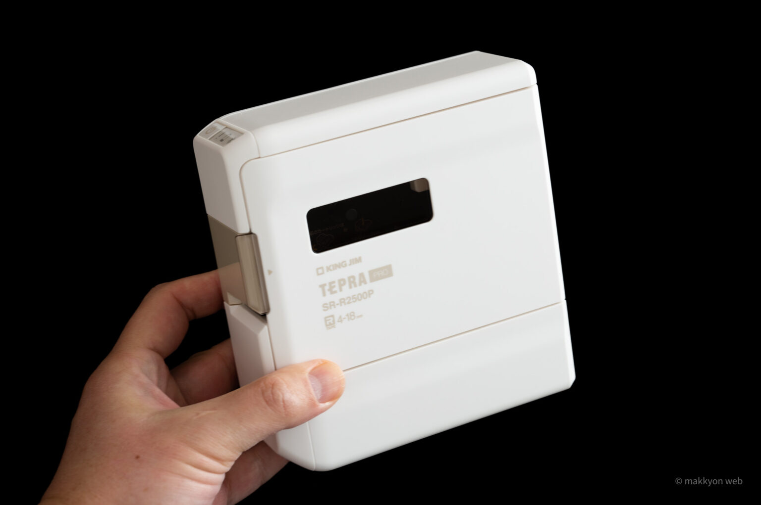 iPhoneやAndroidから18mm幅のテプラをワイヤレス出力！／ラベルライター「テプラ」PRO SR-R2500Pをレビュー | MAKKYON WEB