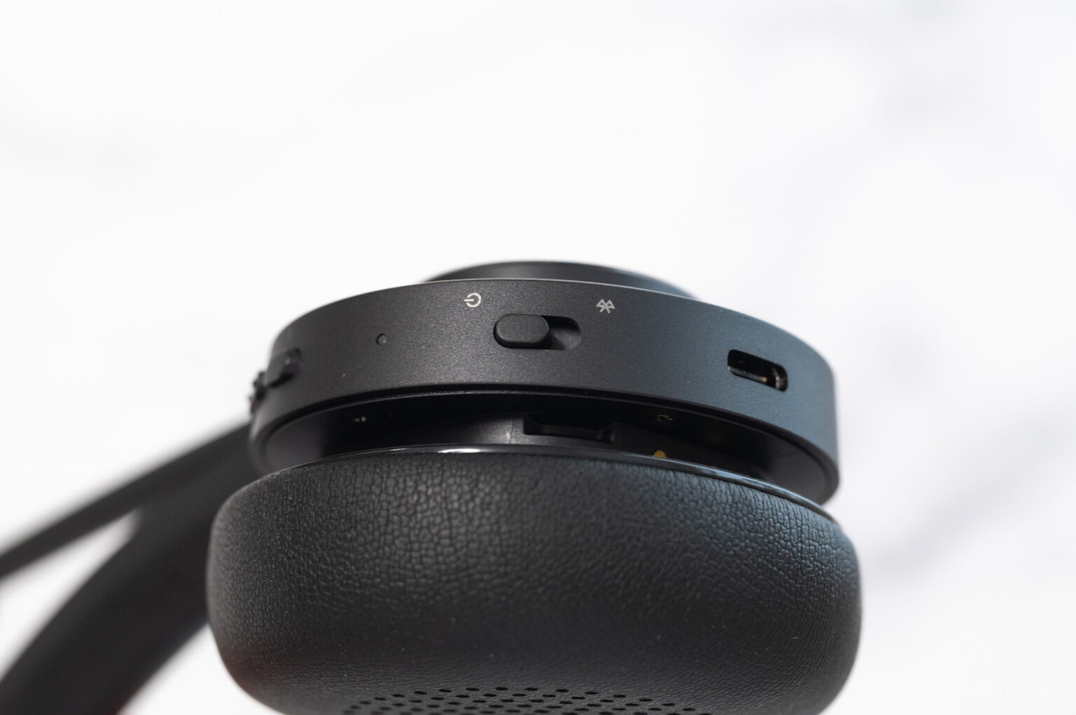 片耳タイプのワイヤレスヘッドセットで、USBアダプタ＆充電スタンド付き！／AnkerWork H300 Mono Headset ...