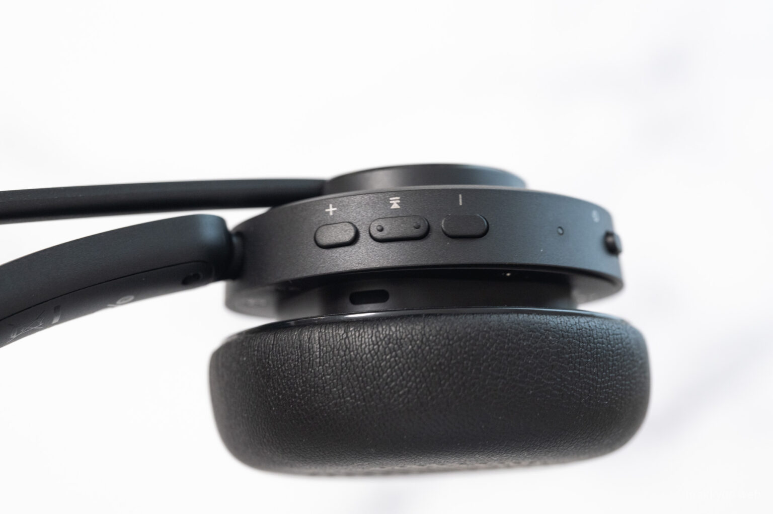 片耳タイプのワイヤレスヘッドセットで、USBアダプタ＆充電スタンド付き！／AnkerWork H300 Mono Headset ...