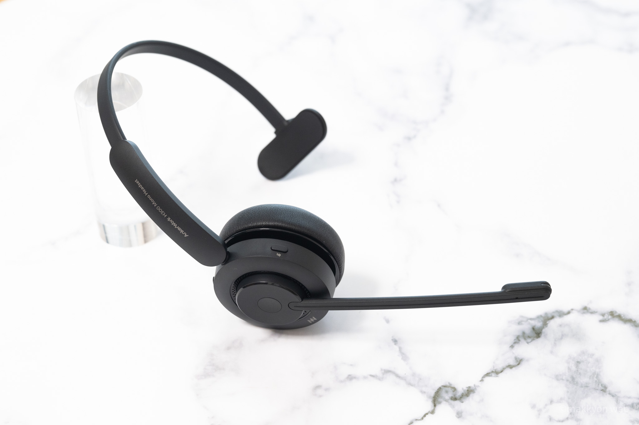 片耳タイプのワイヤレスヘッドセットで、USBアダプタ＆充電スタンド付き！／AnkerWork H300 Mono Headset ...