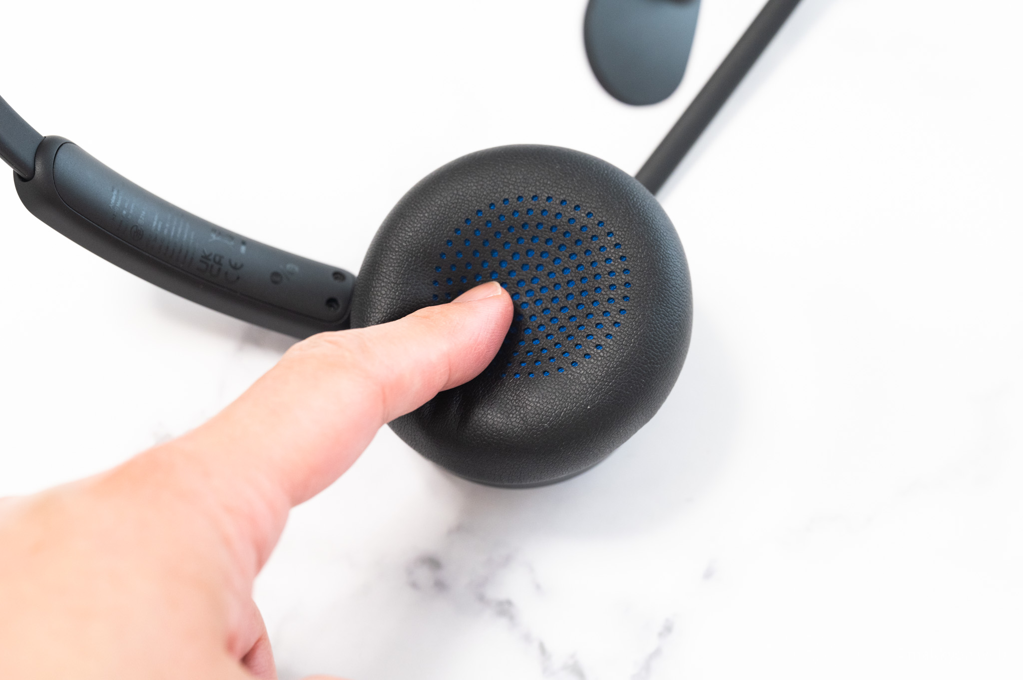 片耳タイプのワイヤレスヘッドセットで、USBアダプタ＆充電スタンド付き！／AnkerWork H300 Mono Headset ...