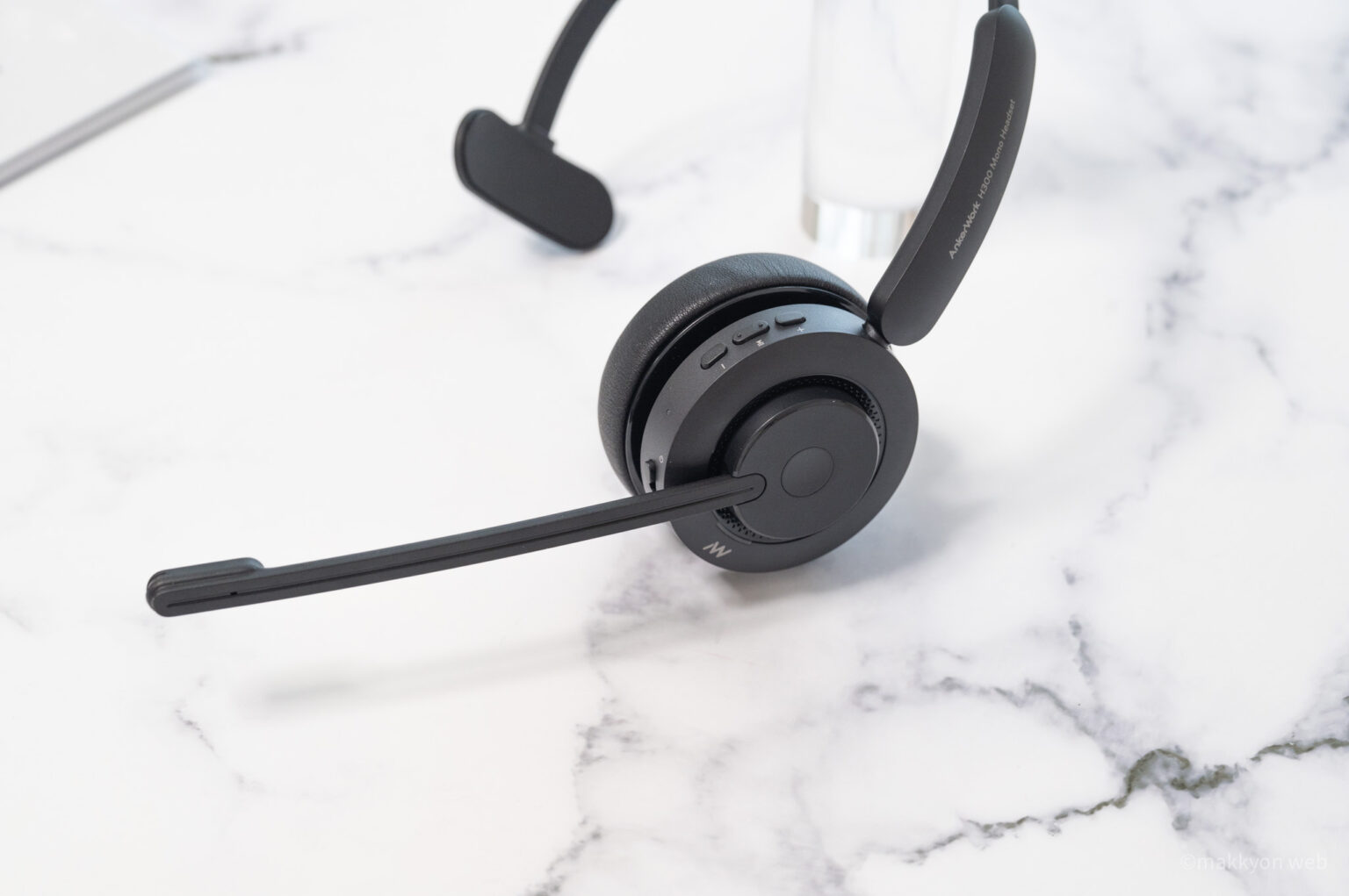 片耳タイプのワイヤレスヘッドセットで、USBアダプタ＆充電スタンド付き！／AnkerWork H300 Mono Headset ...