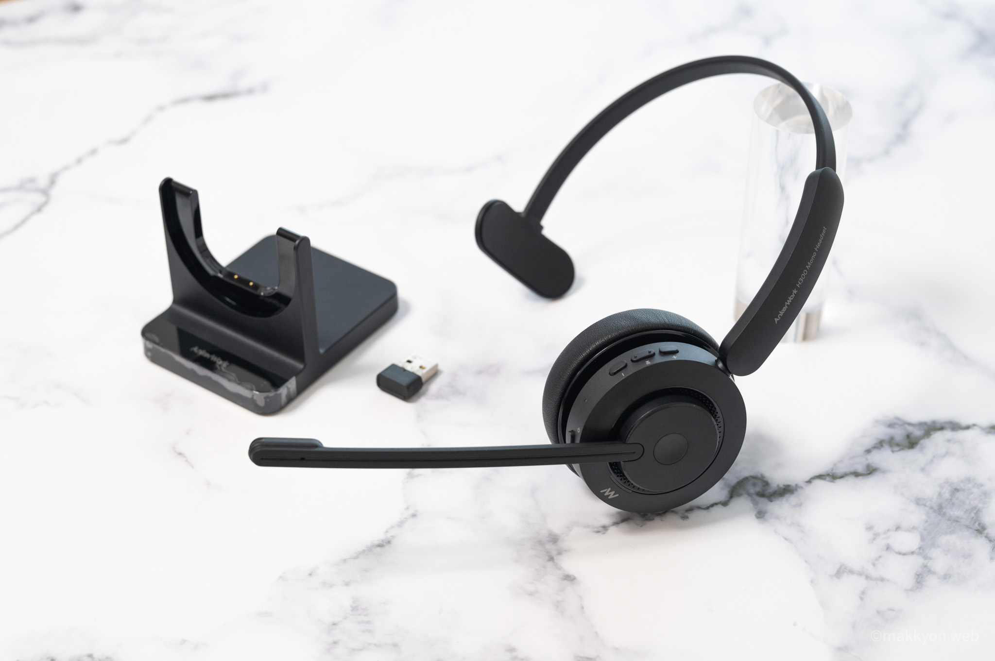 片耳タイプのワイヤレスヘッドセットで、USBアダプタ＆充電スタンド付き！／AnkerWork H300 Mono Headset ...