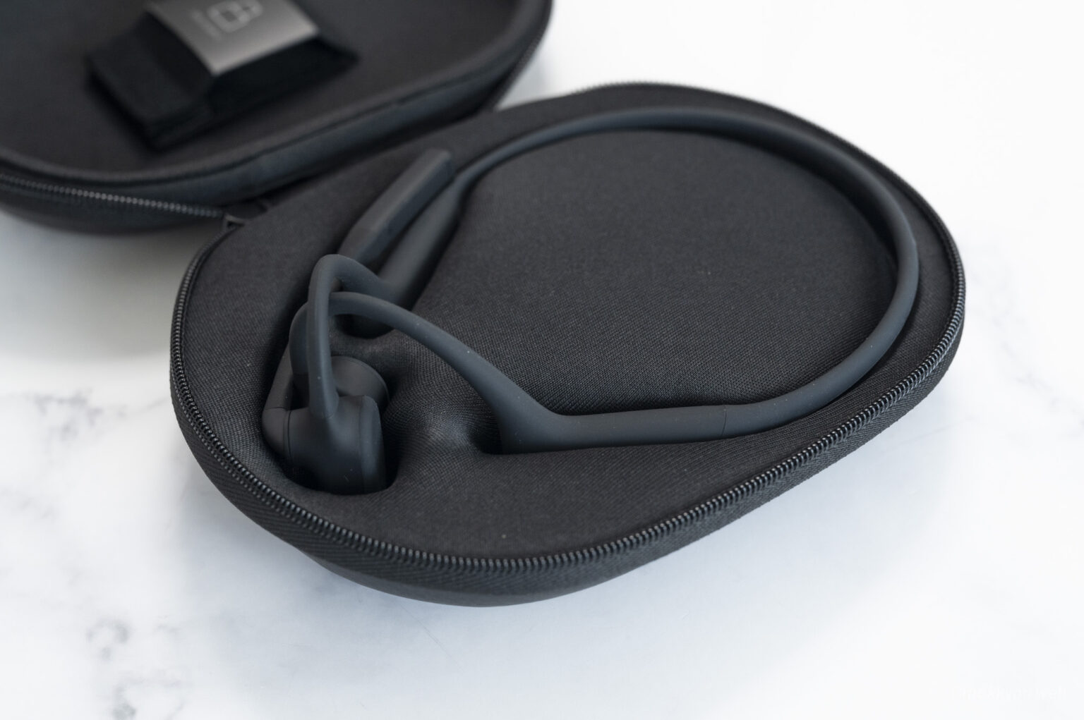 Shokz OpenComm2 UC レビュー／ベストセラーの骨伝導ヘッドセットがさらに進化、Bluetoothアダプター付属で安定通話 ...