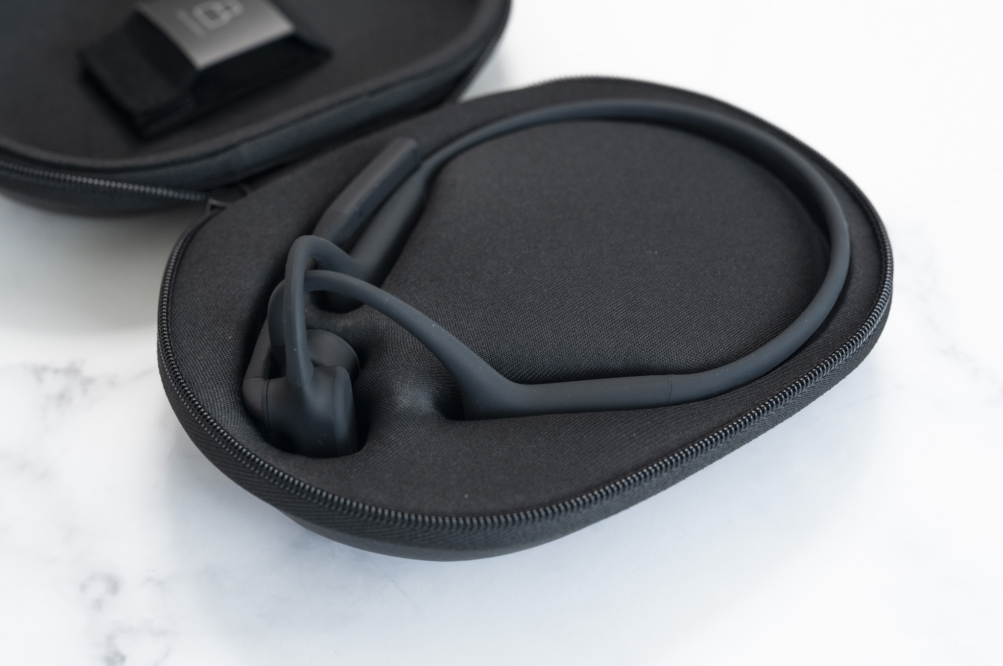 Shokz OpenComm2 UC レビュー／ベストセラーの骨伝導ヘッドセットがさらに進化、Bluetoothアダプター付属で安定通話 ...