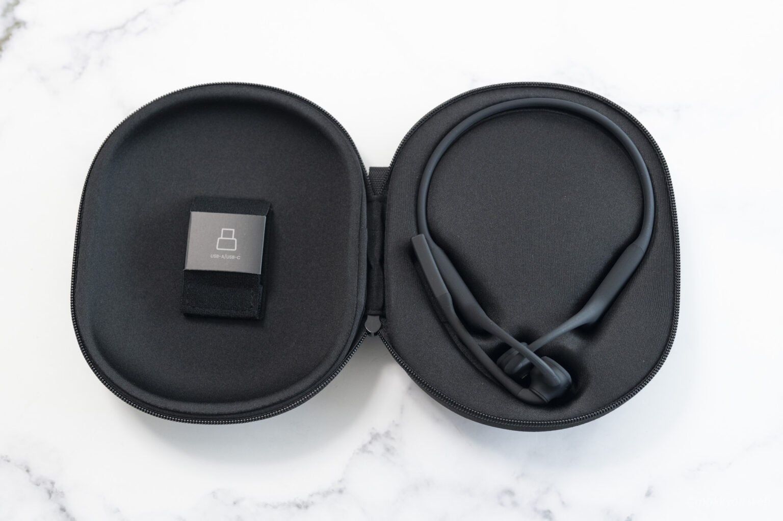 Shokz OpenComm2 UC レビュー／ベストセラーの骨伝導ヘッドセットがさらに進化、Bluetoothアダプター付属で安定通話 ...