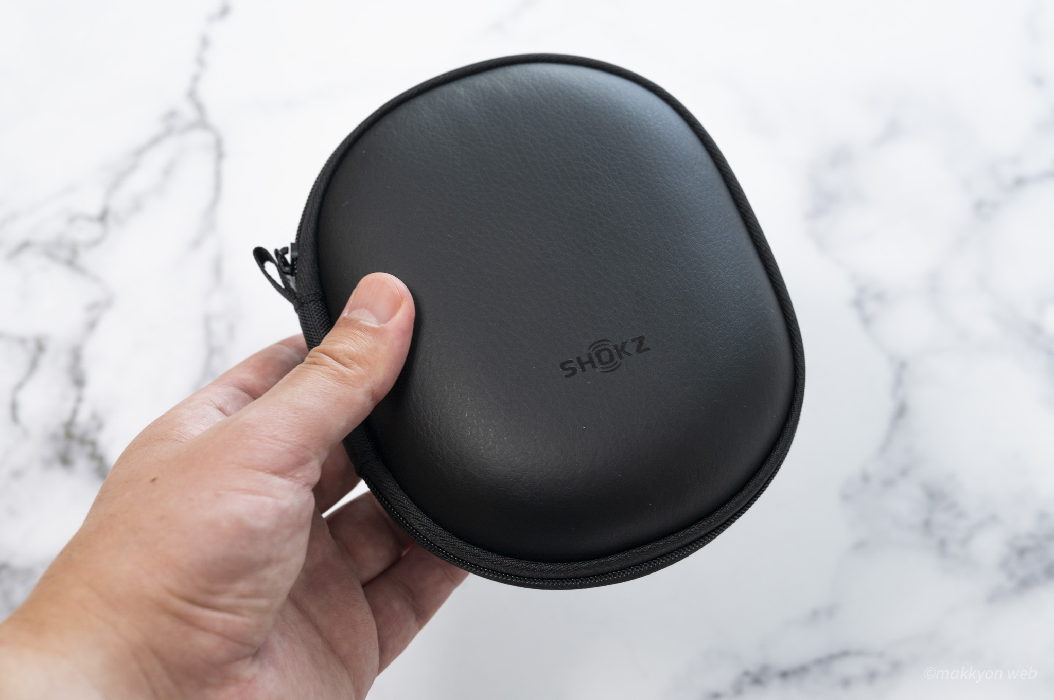 Shokz OpenComm2 UC レビュー／ベストセラーの骨伝導ヘッドセットがさらに進化、Bluetoothアダプター付属で安定通話 ...