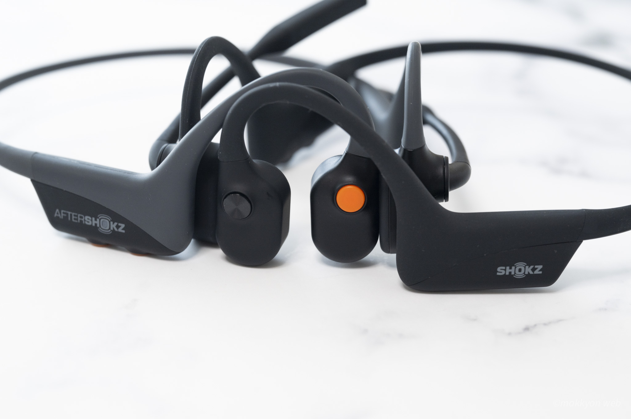 Shokz OpenComm2 UC レビュー／ベストセラーの骨伝導ヘッドセットがさらに進化、Bluetoothアダプター付属で安定通話 ...