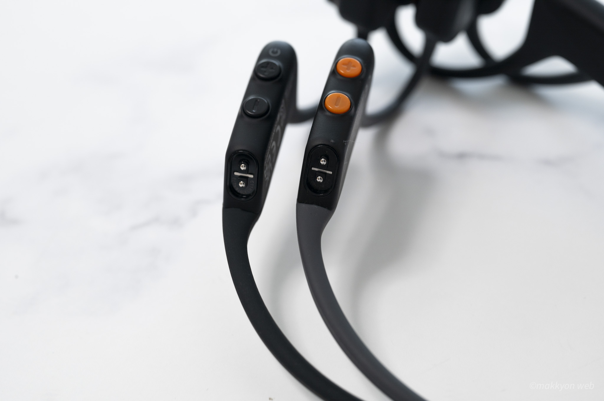 Shokz OpenComm2 UC レビュー／ベストセラーの骨伝導ヘッドセットがさらに進化、Bluetoothアダプター付属で安定通話 ...