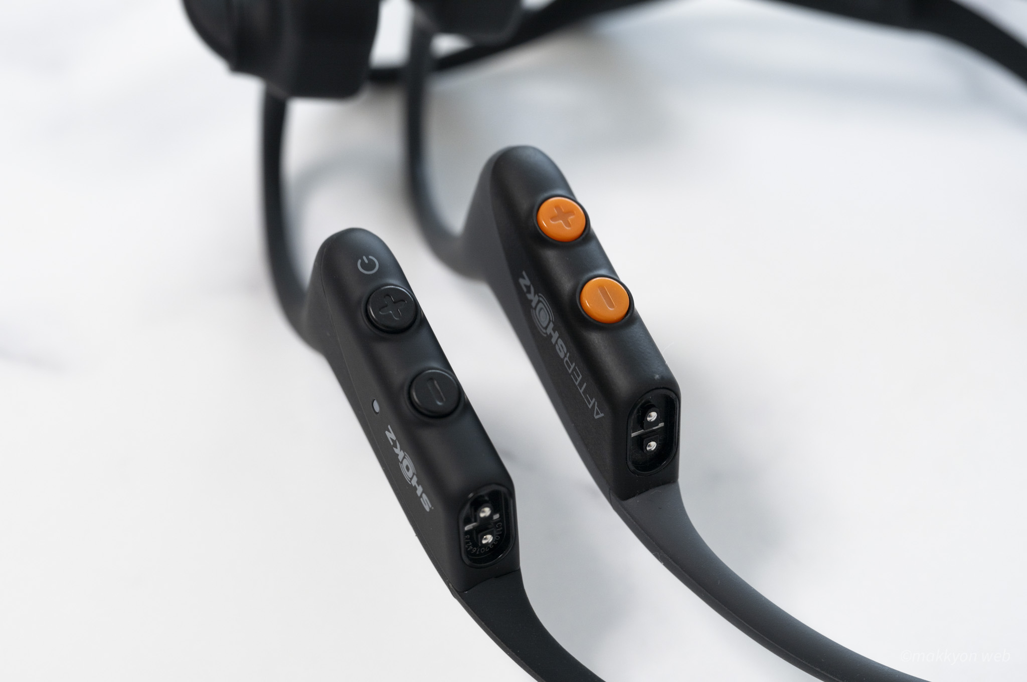 Shokz OpenComm2 UC レビュー／ベストセラーの骨伝導ヘッドセットがさらに進化、Bluetoothアダプター付属で安定通話 ...