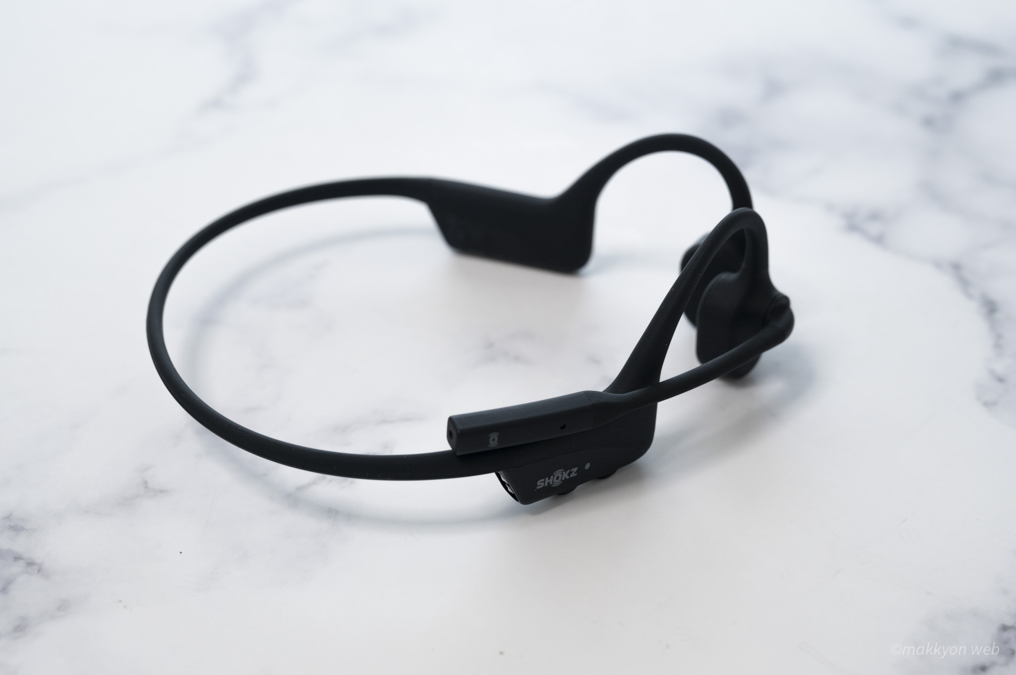 Shokz OpenComm2 UC レビュー／ベストセラーの骨伝導ヘッドセットがさらに進化、Bluetoothアダプター付属で安定通話 ...