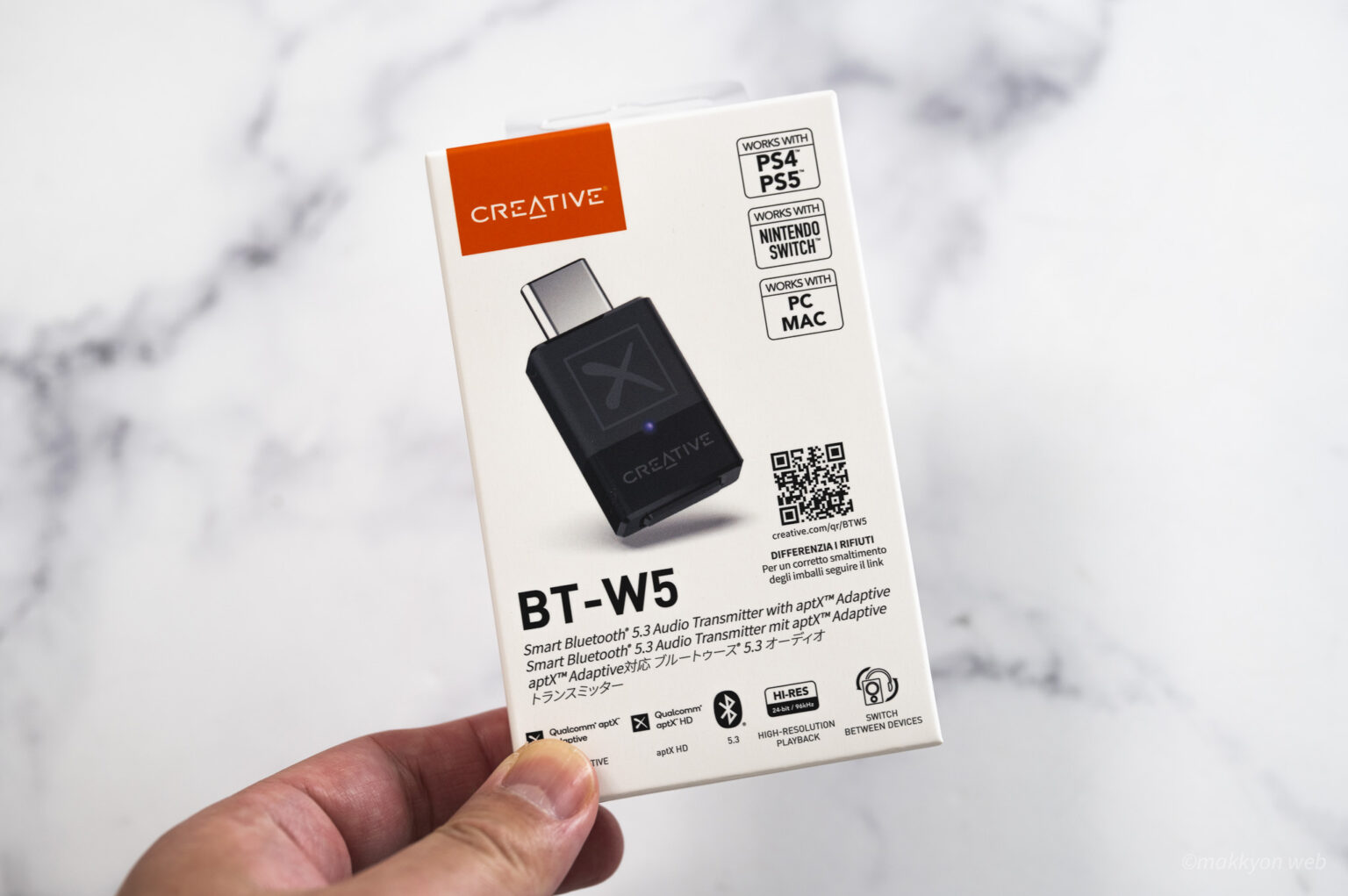 iPhone 15に接続してaptX Adaptiveを使う！Creative BT-W5は、ハイレゾワイレス＆マイクに対応する完璧BTトランスミッター | MAKKYON WEB