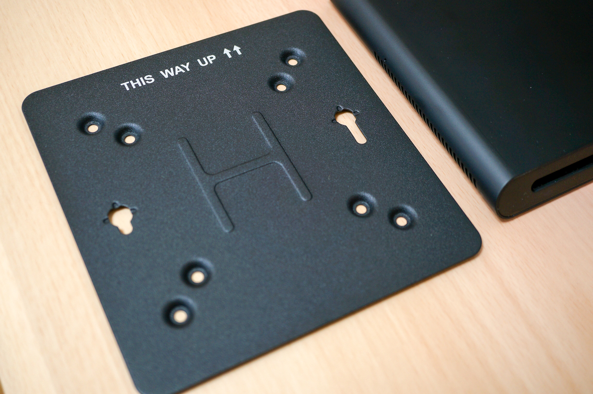 Intel Compute CardをVESAアームにドッキング！VESAジャケットでディスプレイとアームに挟み込む。 | MAKKYON WEB