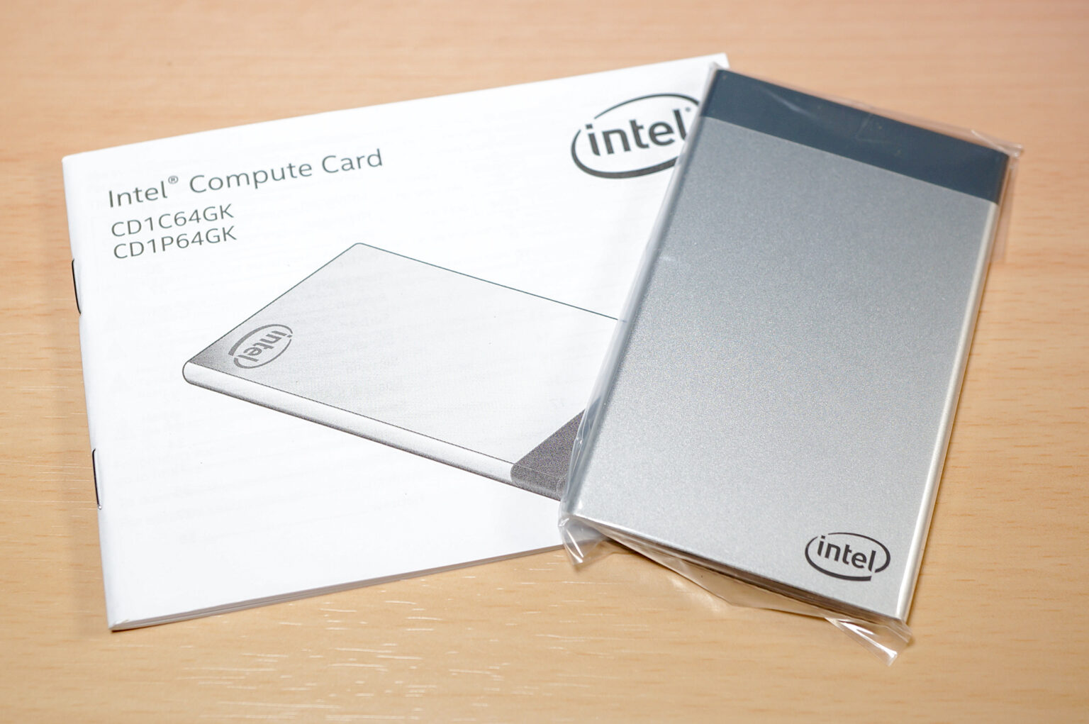 財布に入る驚愕のカード型PC！これは未来？Intel Compute Card & Dockを購入レビュー！ | MAKKYON WEB