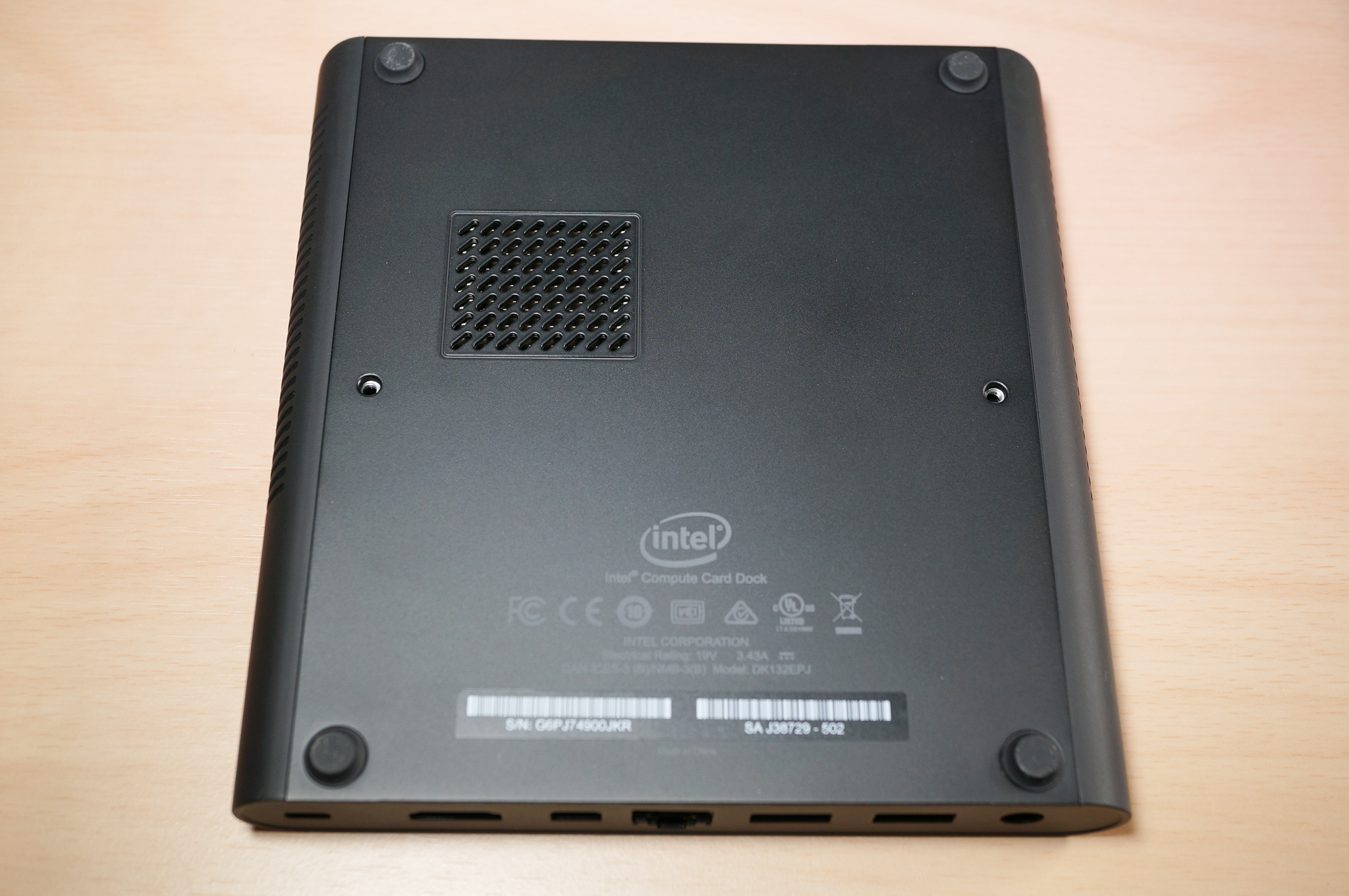 財布に入る驚愕のカード型PC！これは未来？Intel Compute Card & Dockを購入レビュー！ | MAKKYON WEB