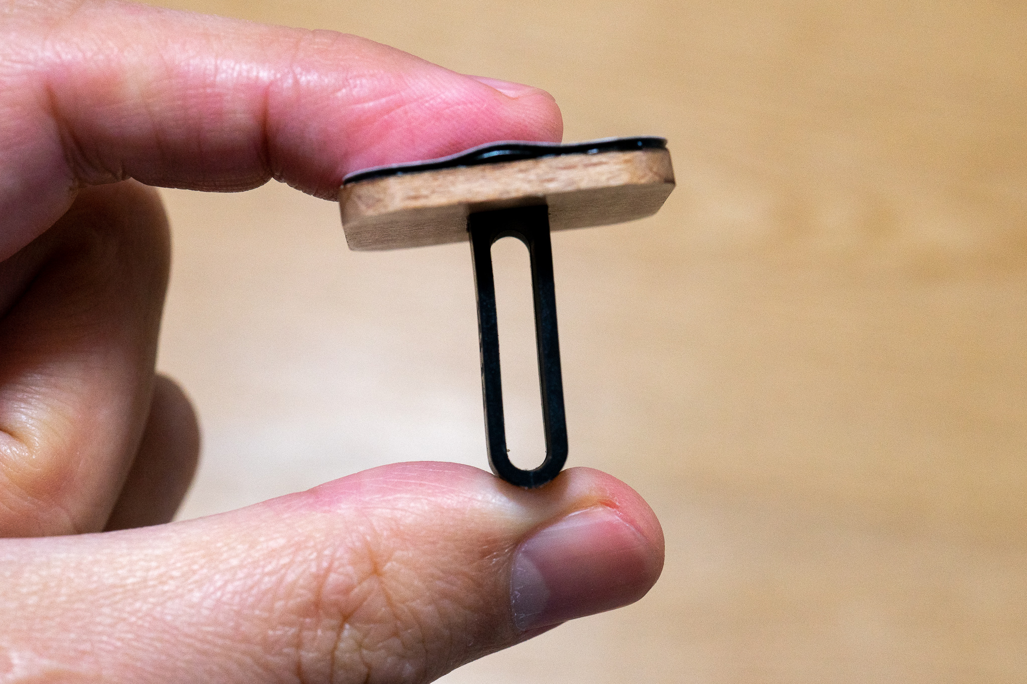 NuAnsのTAGKEEPER ケーブルホルダーで、車の中のLightningケーブルに居場所を作るレビュー！ | MAKKYON WEB