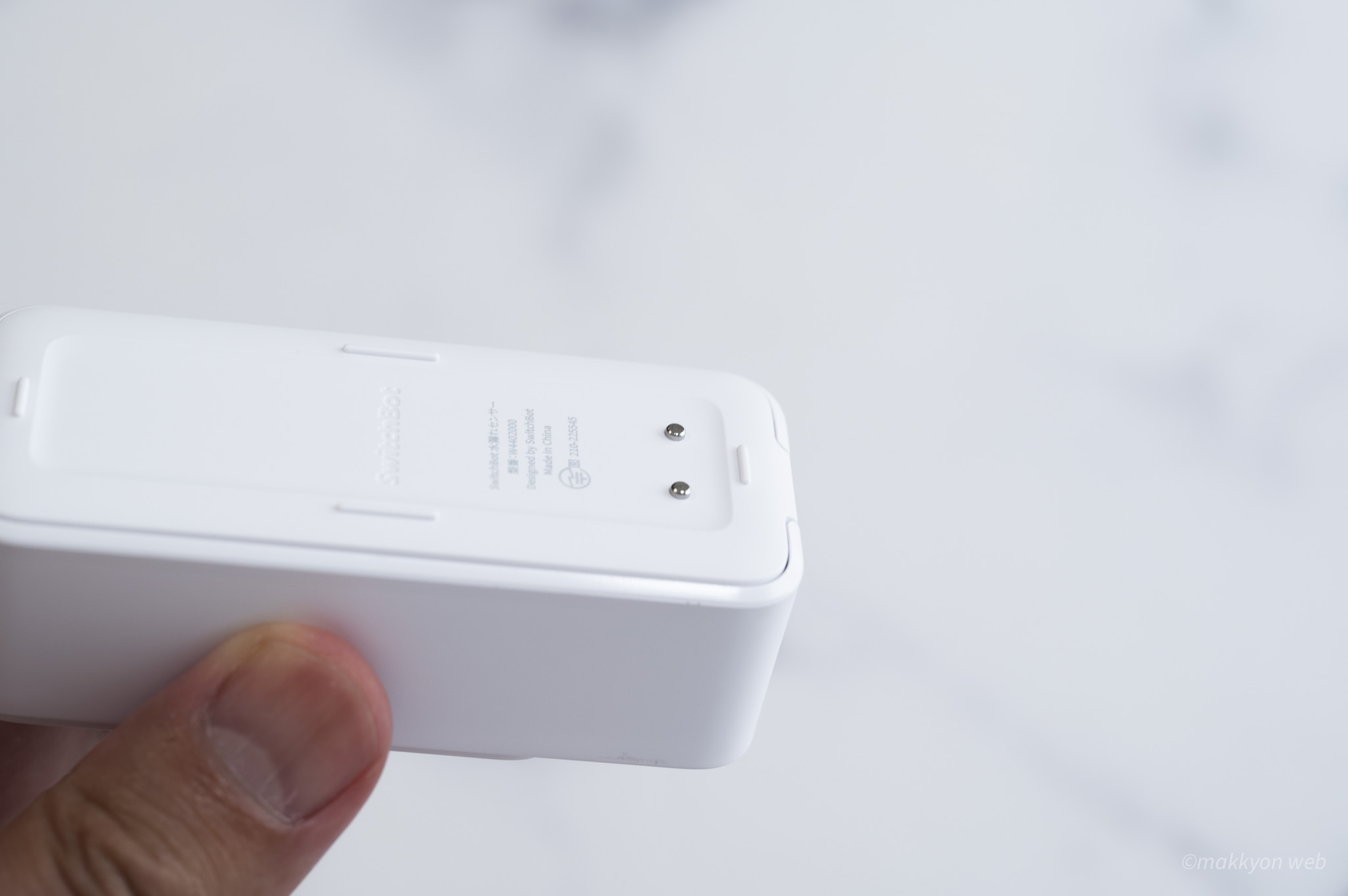 洗濯機で水漏れ発生！水漏れを感知する賢いIoTデバイス、SwitchBot 水漏れセンサーをレビューします。ハブは不要です。 | MAKKYON WEB