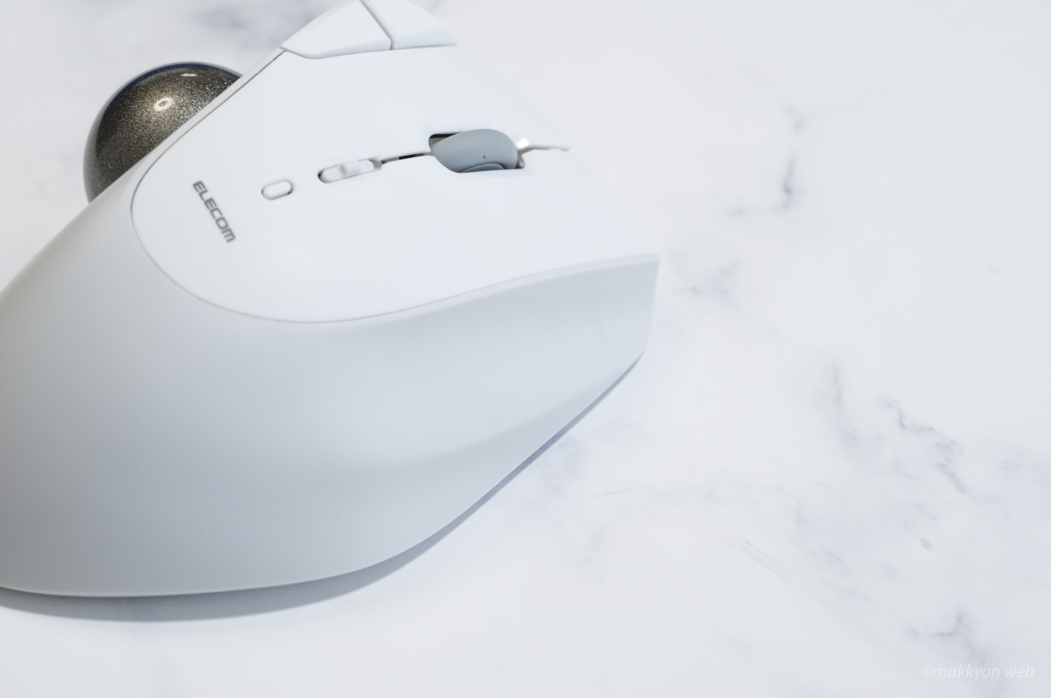 エレコムのワイヤレストラックボール “IST” 人工ルビーとベアリング方式の両方を使ってみる、どちらを選べばいいのか……？ | MAKKYON WEB