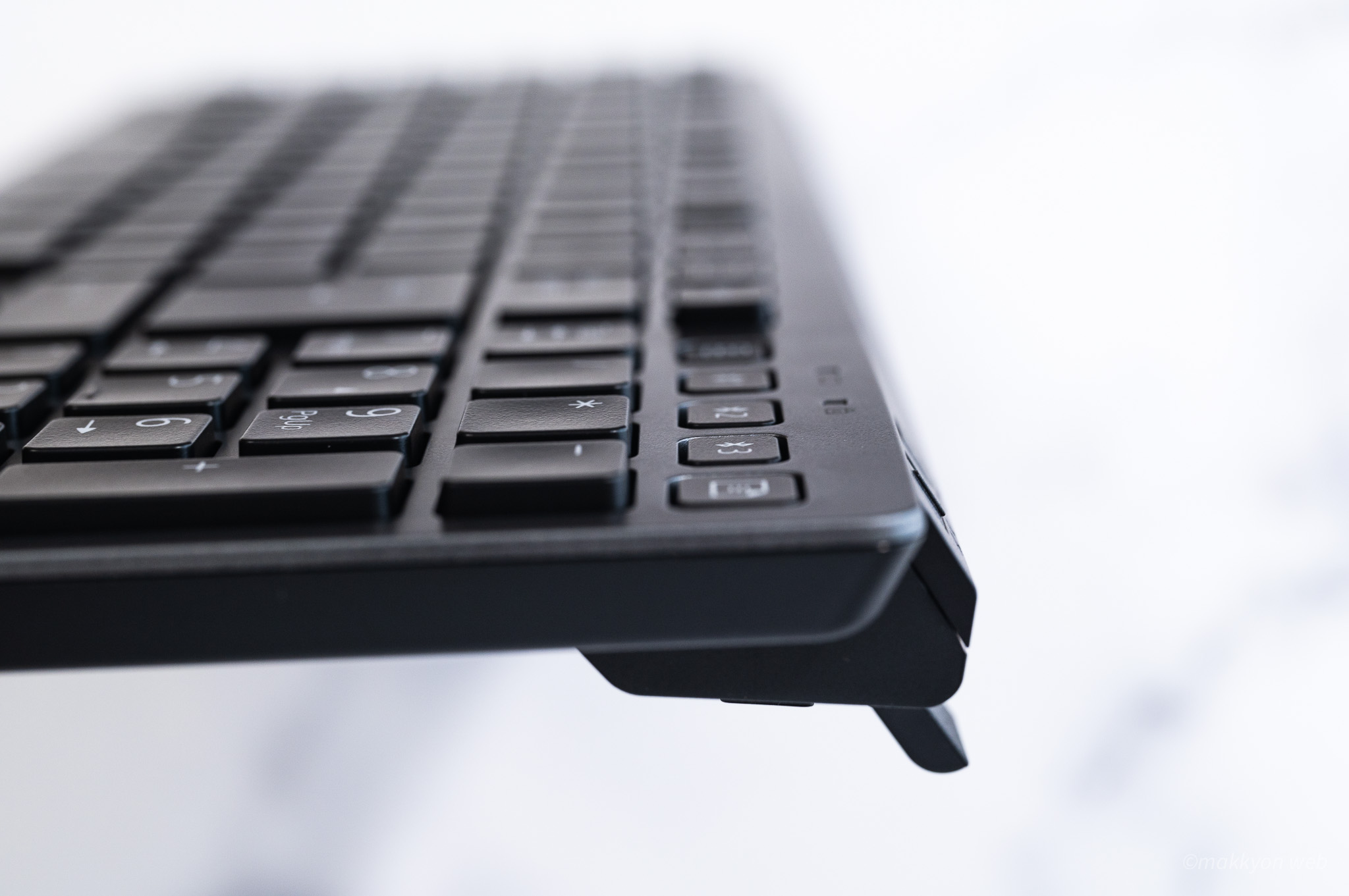 富士通の静音ワイヤレスキーボード！マルチデバイスで4台まで繋げるFMV Comfort Keyboard KB800をレビューします | MAKKYON WEB