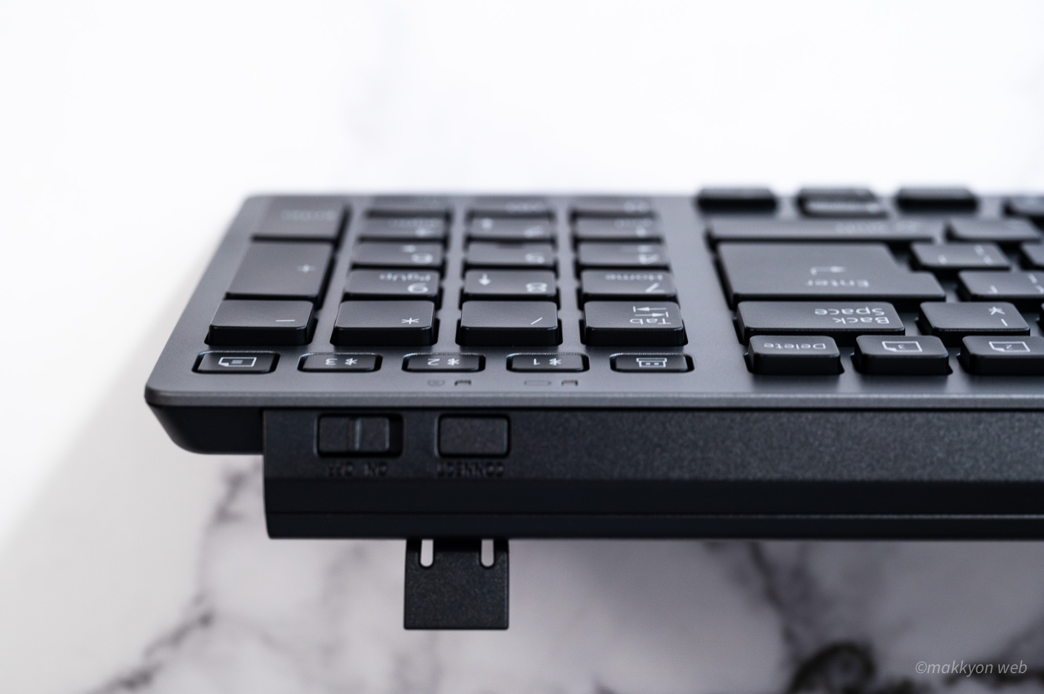 富士通の静音ワイヤレスキーボード！マルチデバイスで4台まで繋げるFMV Comfort Keyboard KB800をレビューします | MAKKYON WEB