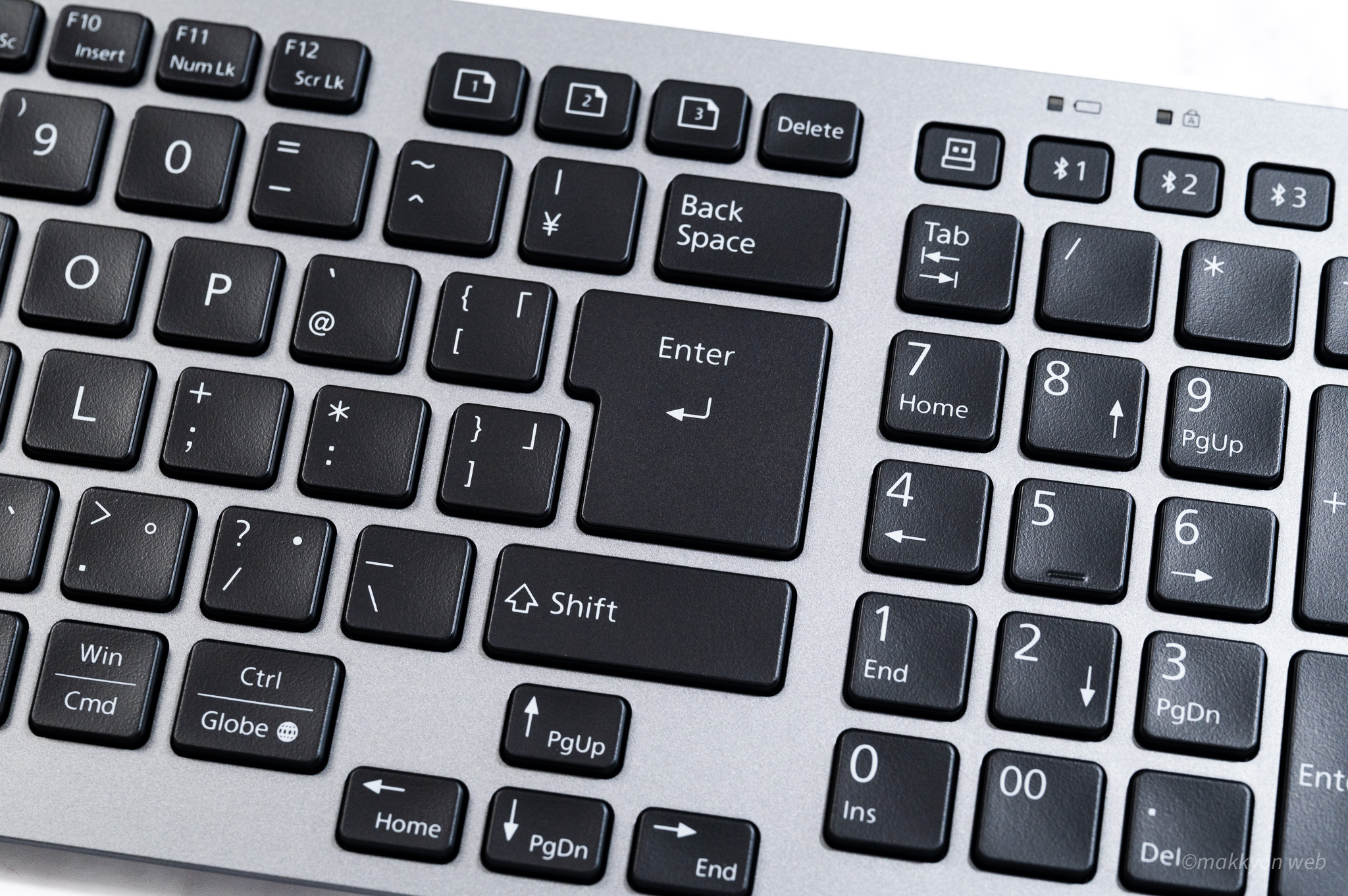 富士通の静音ワイヤレスキーボード！マルチデバイスで4台まで繋げるFMV Comfort Keyboard KB800をレビューします | MAKKYON WEB