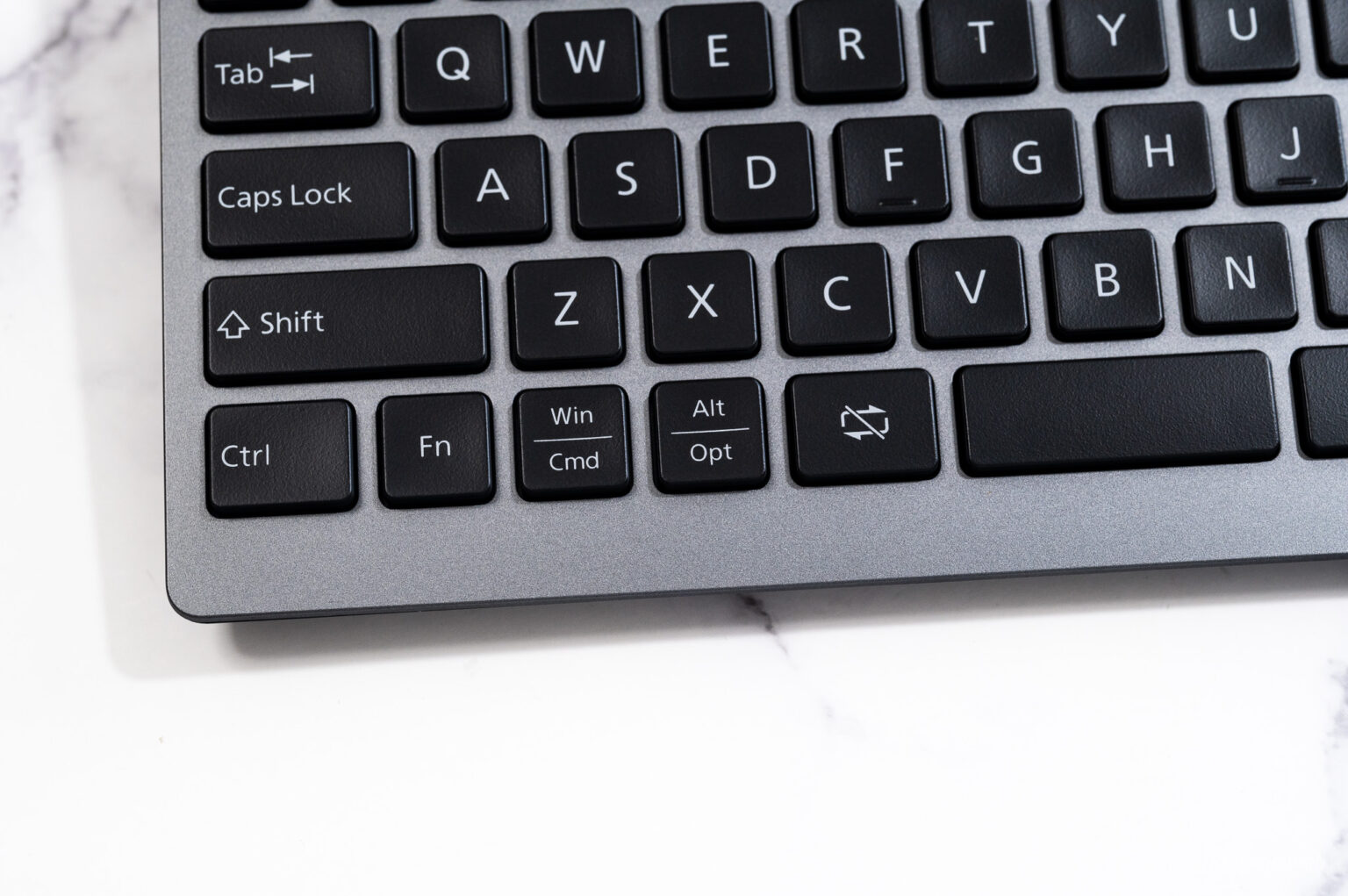 富士通の静音ワイヤレスキーボード！マルチデバイスで4台まで繋げるFMV Comfort Keyboard KB800をレビューします | MAKKYON WEB