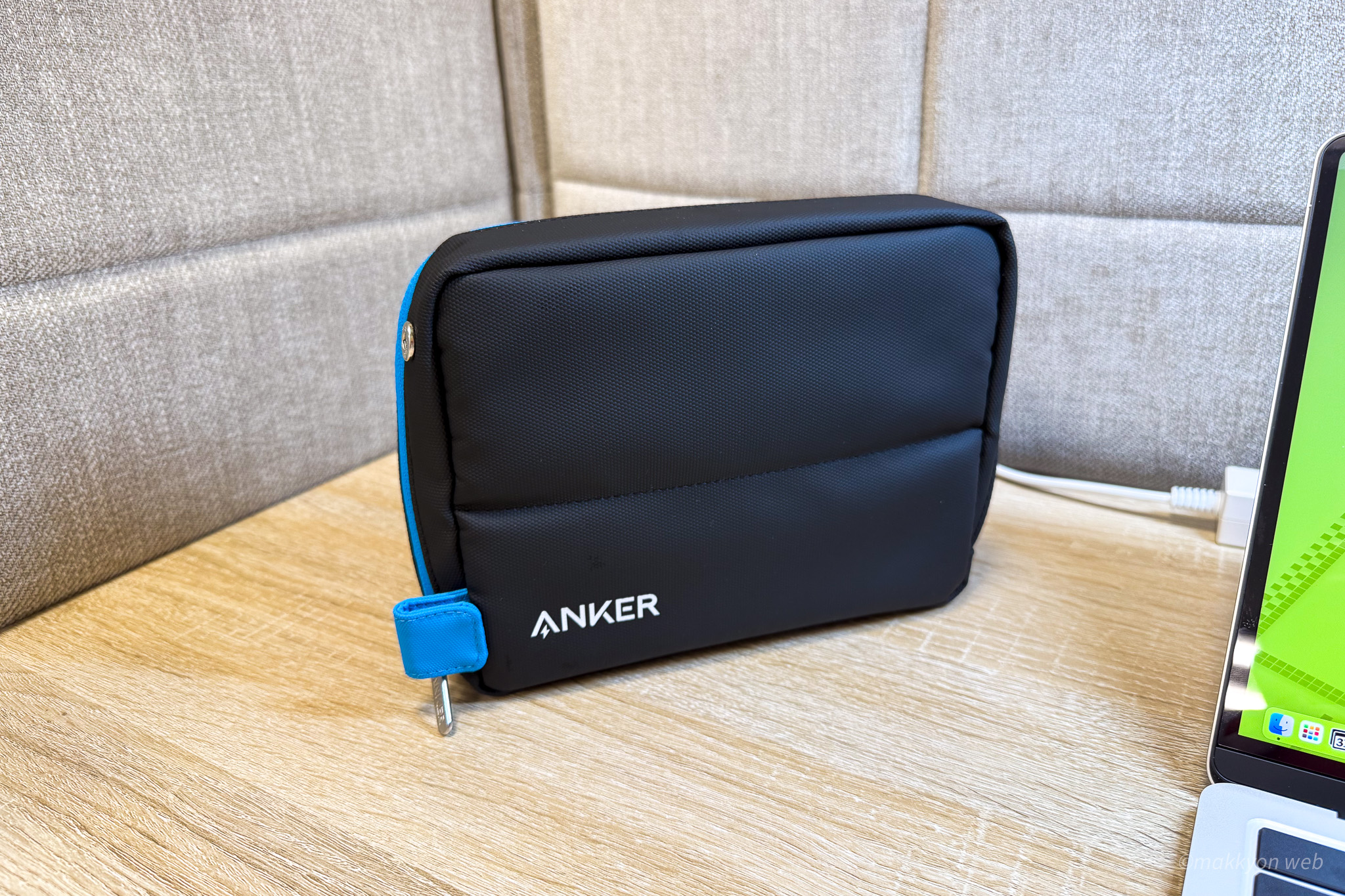 コクヨ共同開発！カバンに常備したいAnker Smart Pouchは、ガジェットポーチの新たなスタンダード | MAKKYON WEB